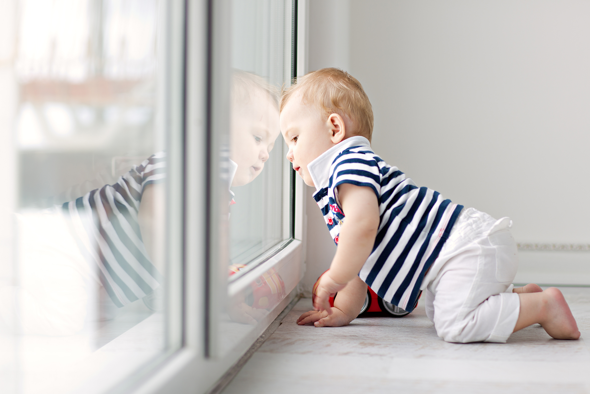 little boy looking out the window – Internorm